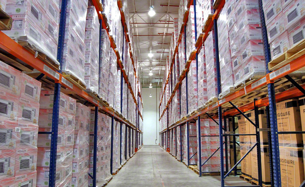 Racks selectivos de doble fondo para 5,000 tarimas - Mecalux.com.mx